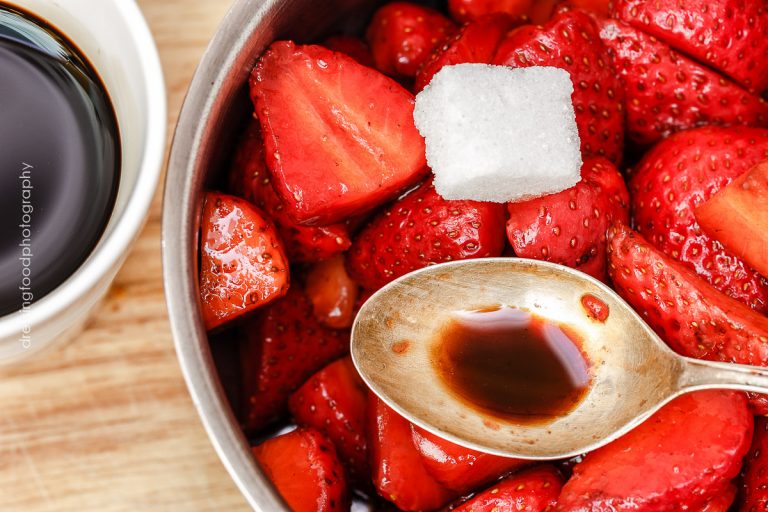 Fresas salteadas a la pimienta negra en primavera