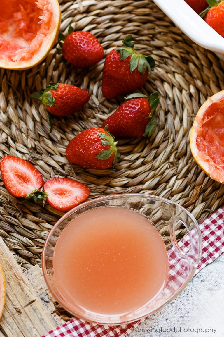 Fresas salteadas a la pimienta negra en primavera